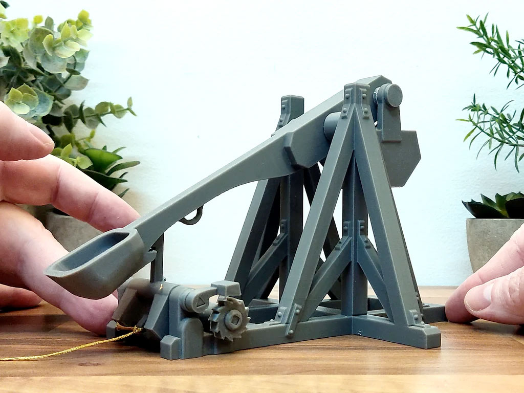 O YouTuber disponibiliza gratuitamente para descarregamento o modelo de uma catapulta impressa ...